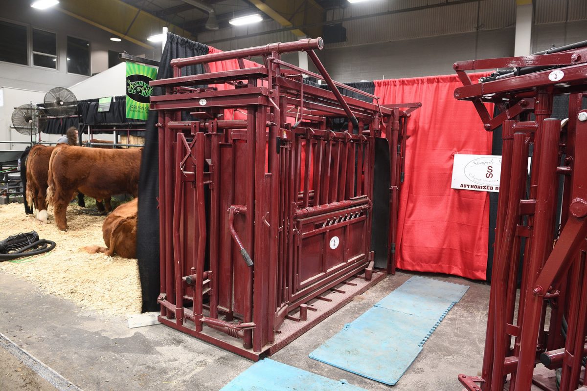 Squeeze Chutes – Efficient Livestock Handling Systems